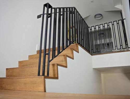 Closed Risers Stairs Gallery – CUSTOM STAIRS & RAILING LTD.